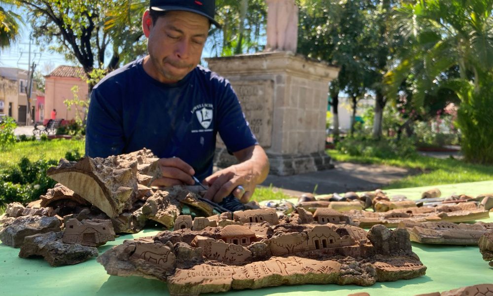 Rafael lleva su arte más allá en el tallado de madera - Punto MX