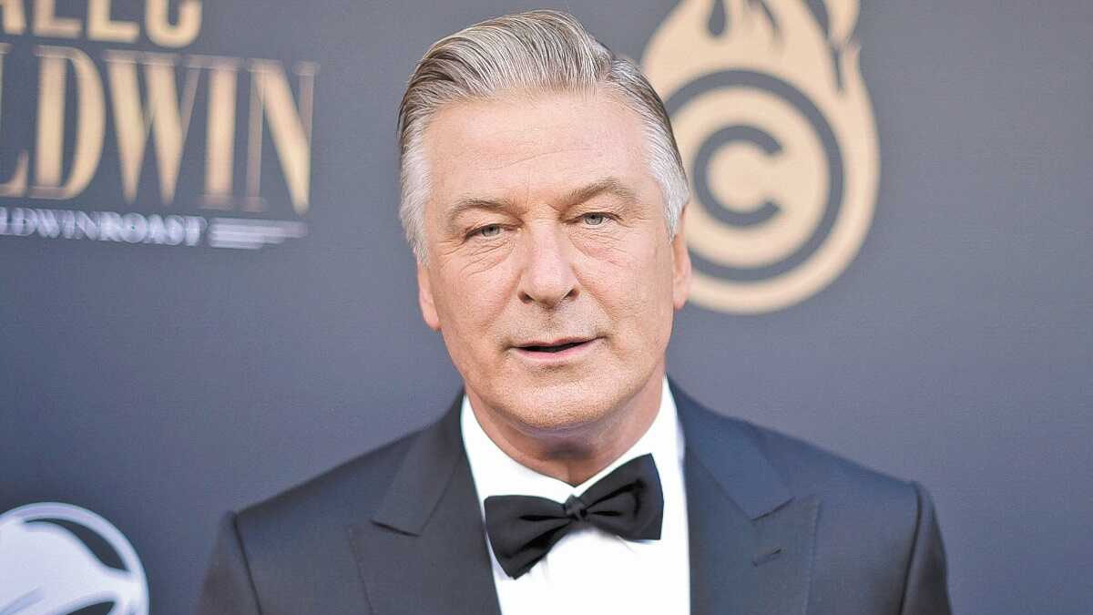 ¿Entonces qué pasó? David Halls afirma que Alec Baldwin nunca tiró del ...