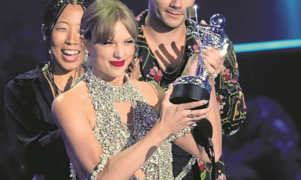 Taylor Swift nos regala el tema navideño 'Snow on the beach' - Punto MX