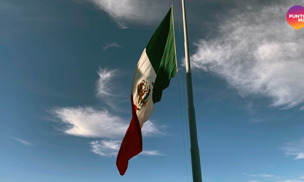 ¡En lo más alto! Conmemoran el Día de la Bandera - Punto MX