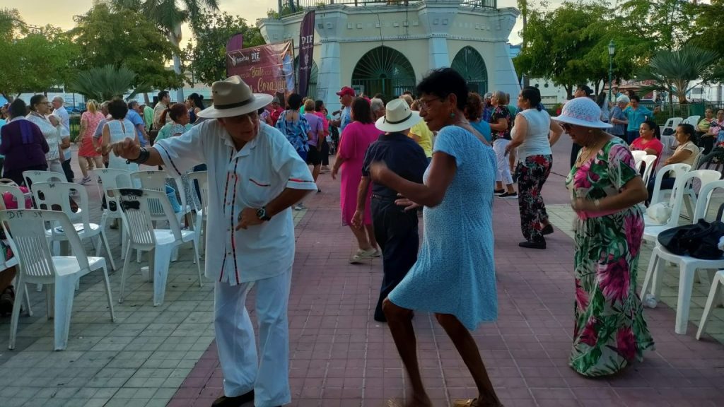 Adultos mayores disfrutan su tiempo a ritmo de danzón, cumbias y salsas ...