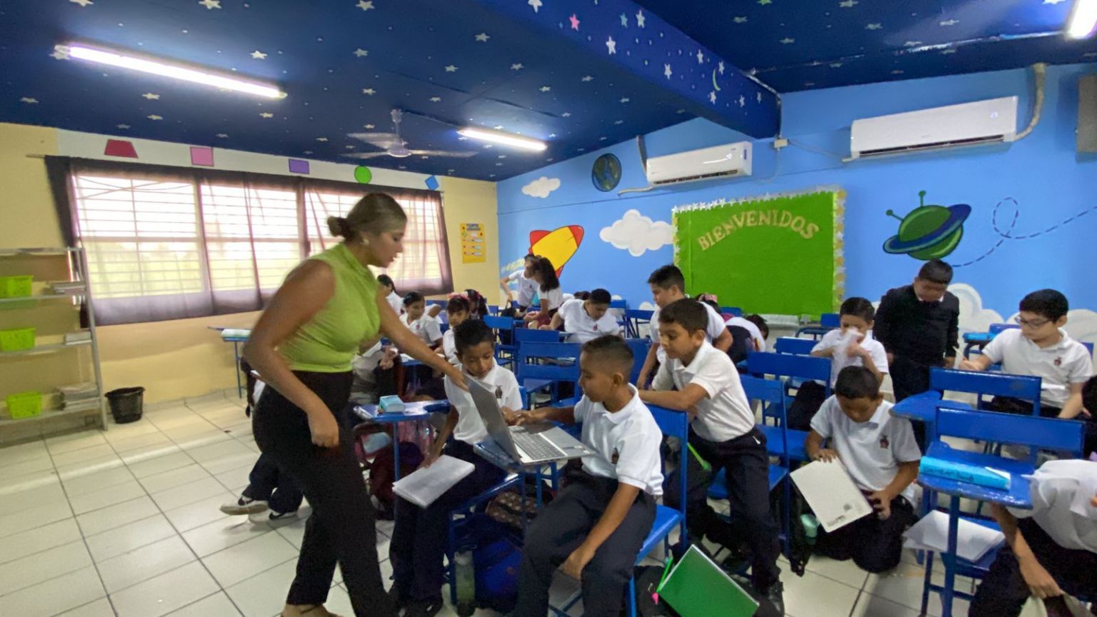 Alumnos ‘viajan' al espacio... del conocimiento en aula decorada por su ...