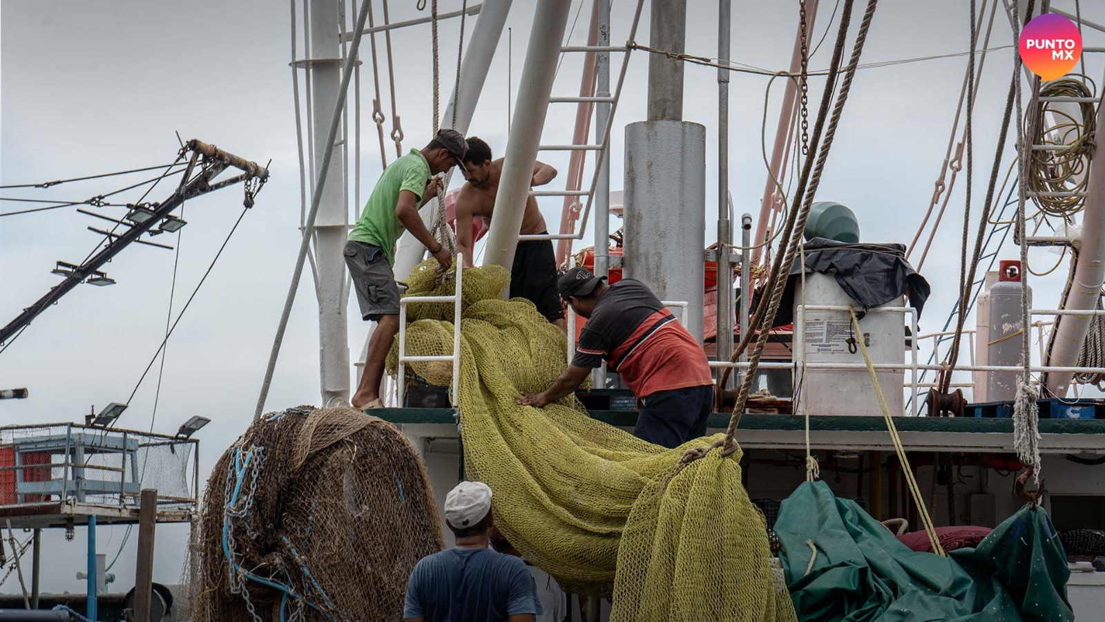 Sin su labor, los barcos no salen a la pesca, así es el oficio de ...