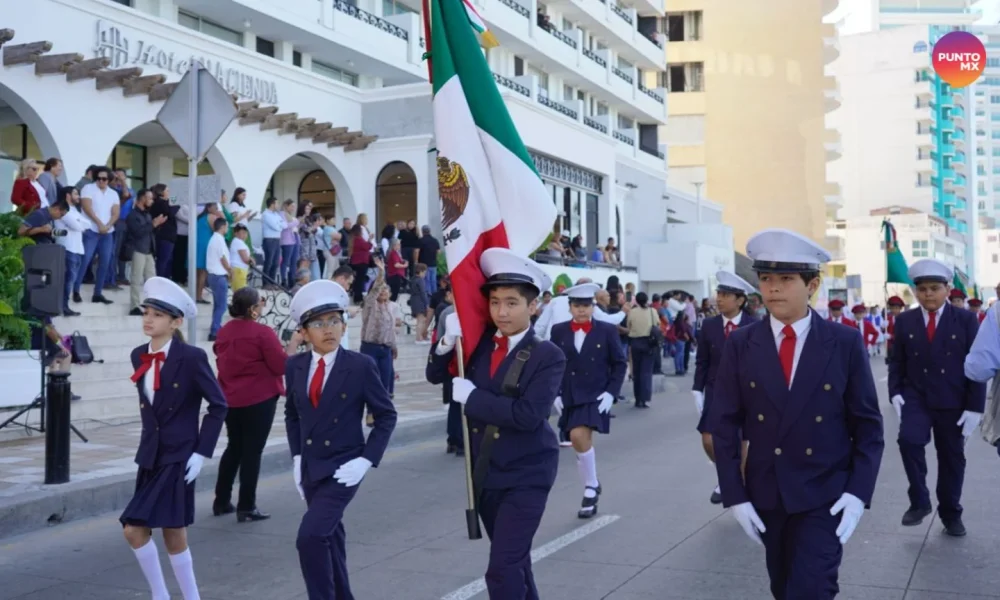A paso redoblado... Desfilan en honor a la Bandera de México - Punto MX