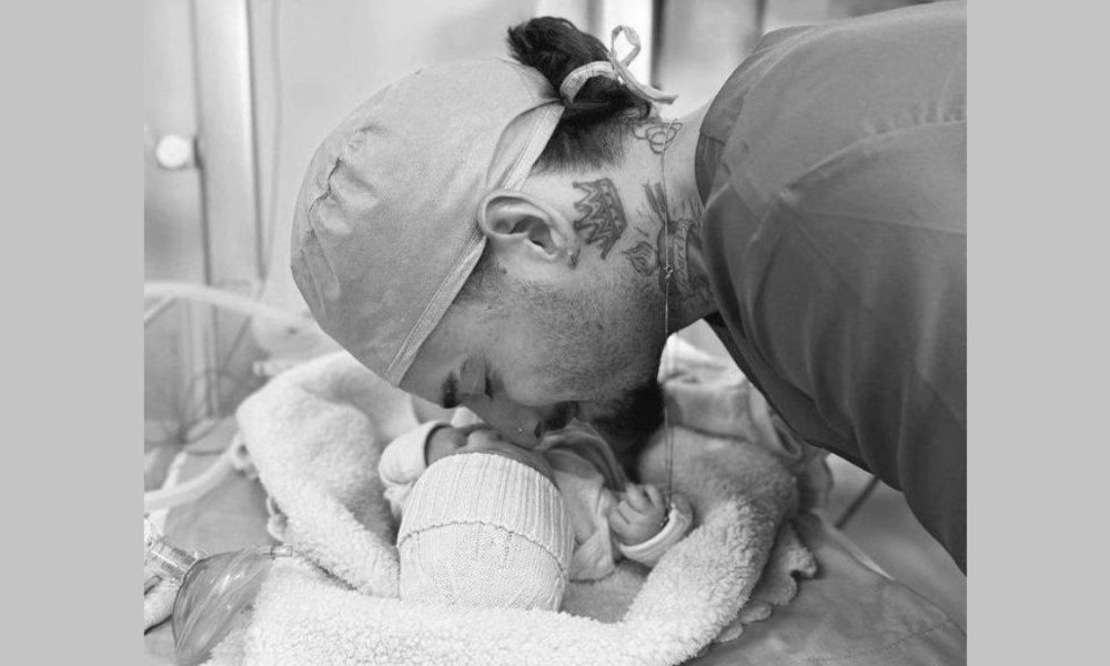 Maluma ¡ya es papá! Circula su primera foto con su hija París - Punto MX