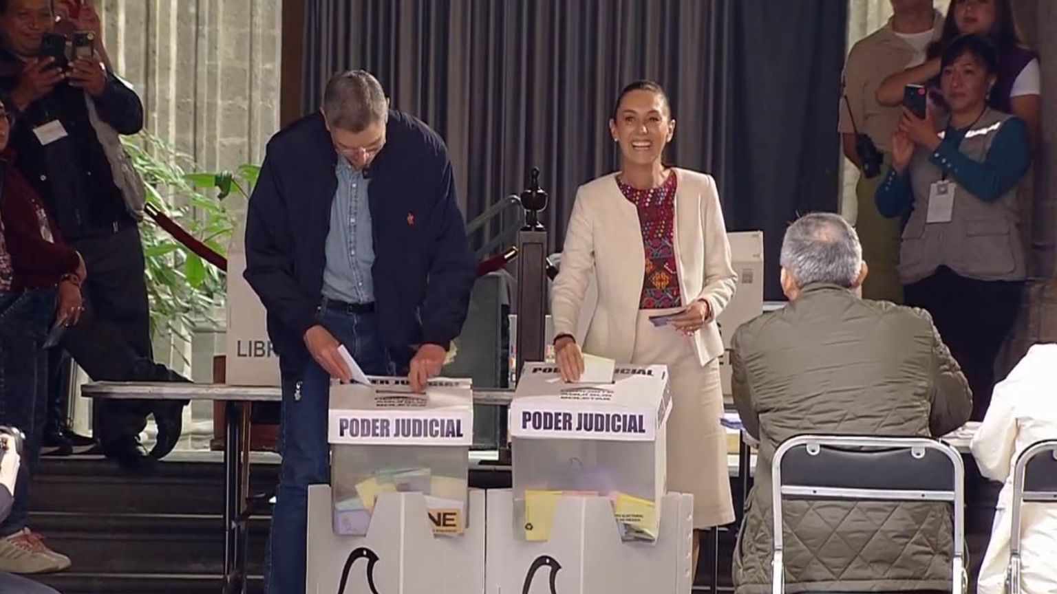 Sheinbaum vota en histórica elección judicial: '¡Viva la democracia ...