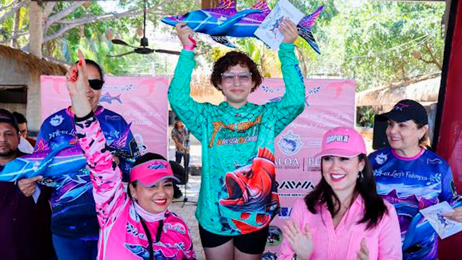 Niñas y mujeres dominan el arte de la pesca en el Lucy’s Fishing en ...